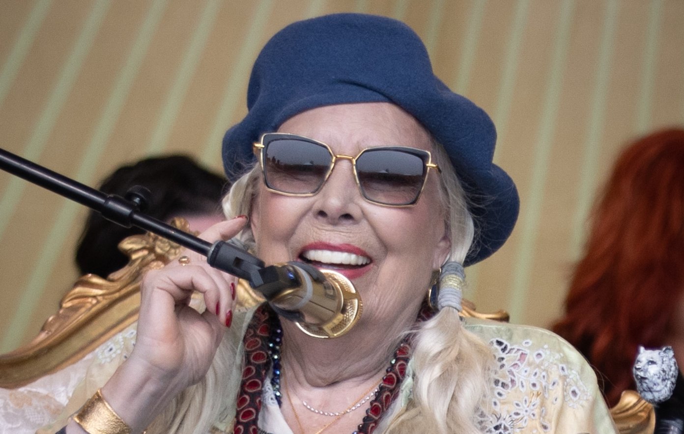 Watch Joni Mitchells Surprise Performance At Newport Folk Festival Uncut