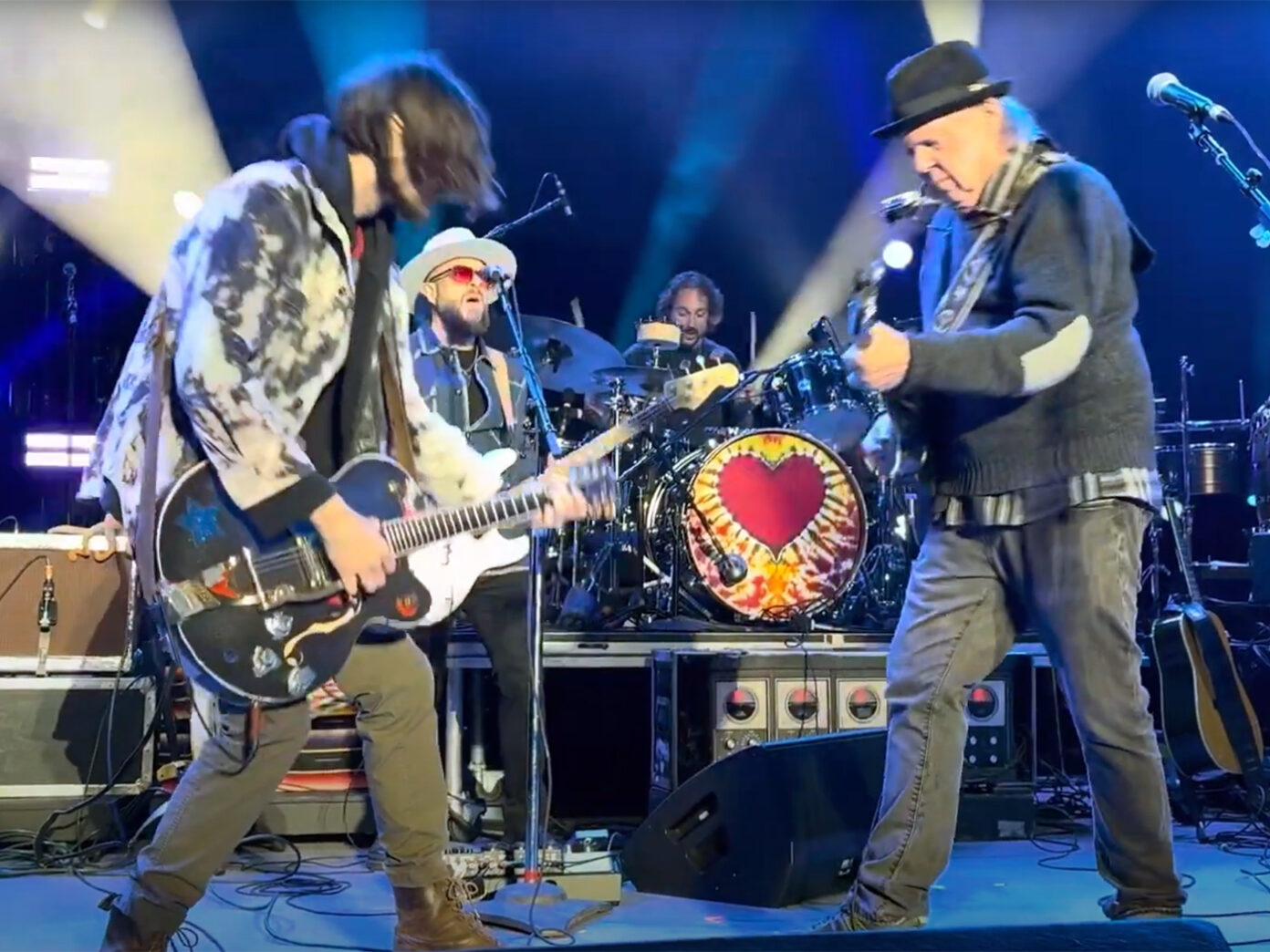 Neil Young and the Chrome Hearts - Talkin To The Trees - UNCUT